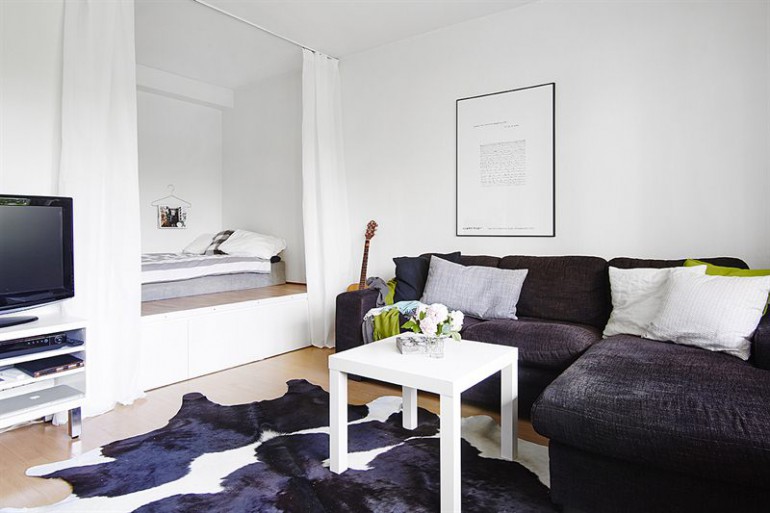 Les petites surfaces du jour : un lit sur estrade dans un studio