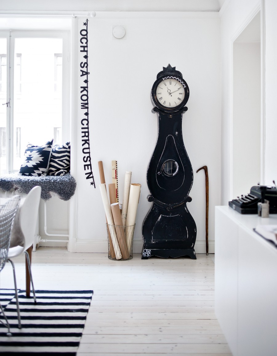 Une maison heureuse en noir et blanc