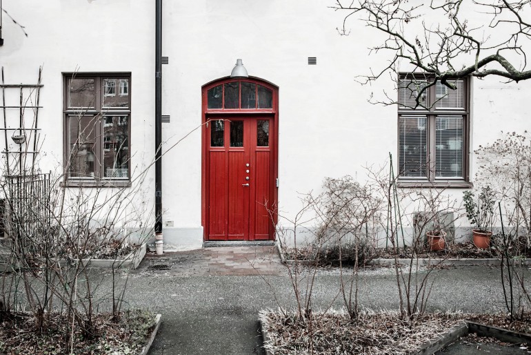 Derrière la porte rouge