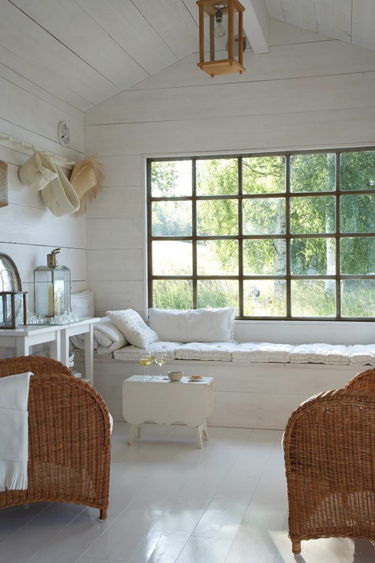 Décoration blanche dans la maison rouge