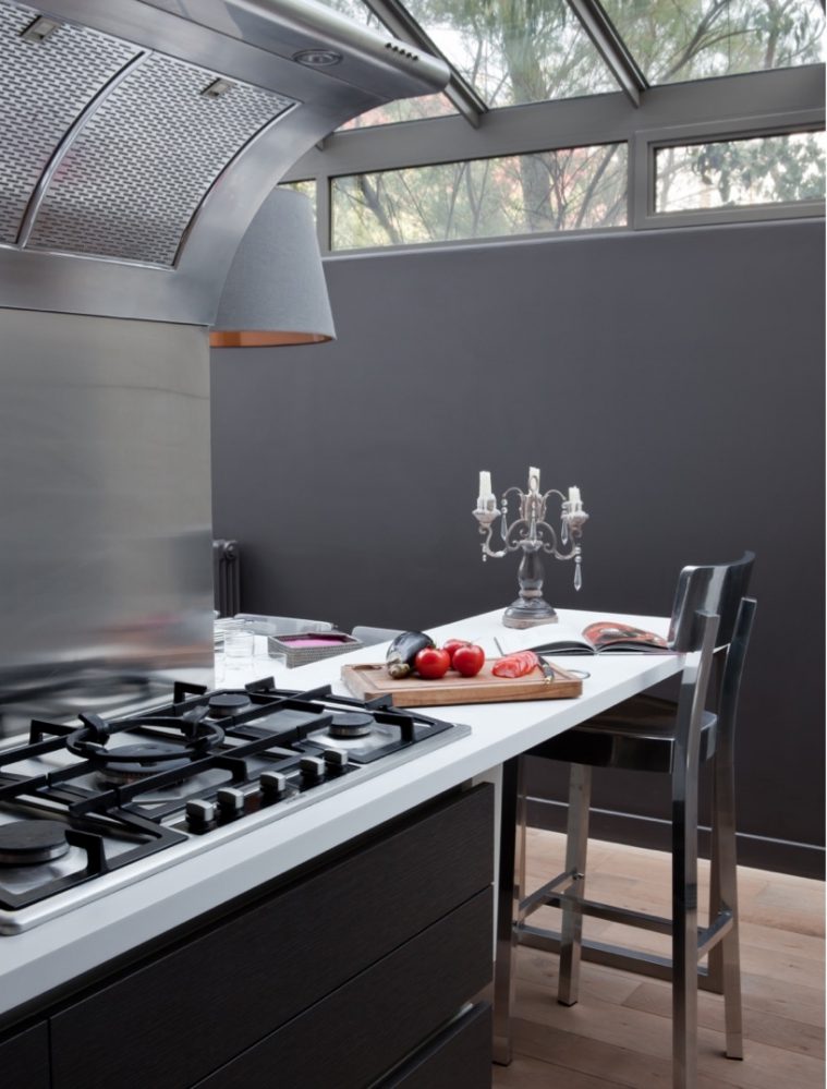 Design contemporain dans une maison classique