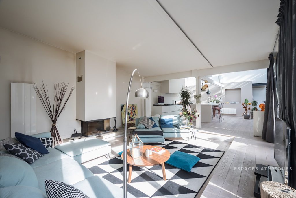 Une maison loft avec jardin
