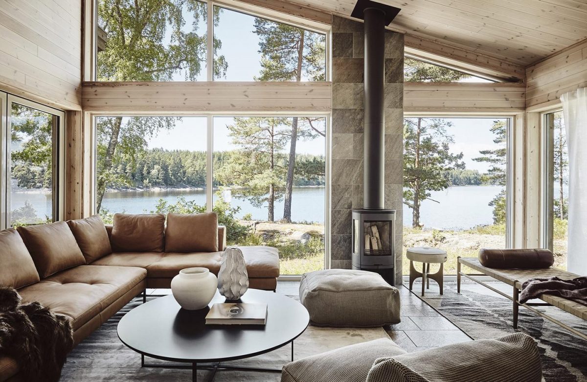 Une maison scandinave en tons naturels au bord de l'eau