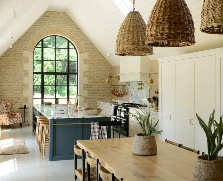 Une cuisine rustique chic dans une grange rénovée