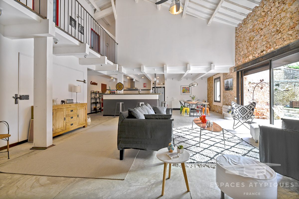 Une maison loft en pierres dans une ancienne vigneronne