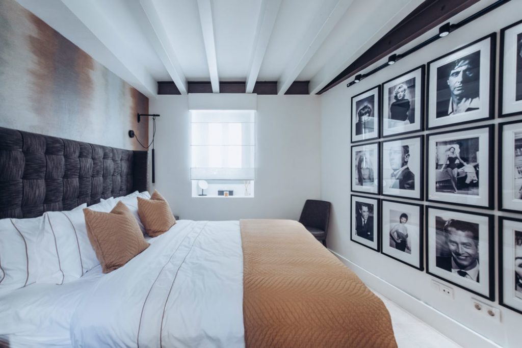 Un appartement au design couleur de terre dans un environnement authentique
