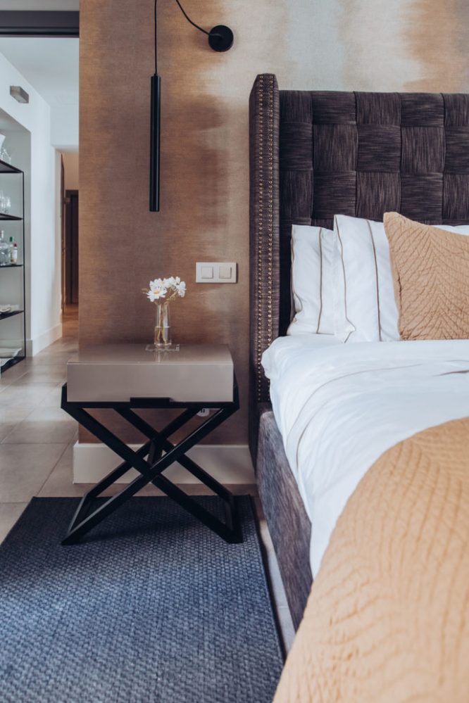 Un appartement au design couleur de terre dans un environnement authentique