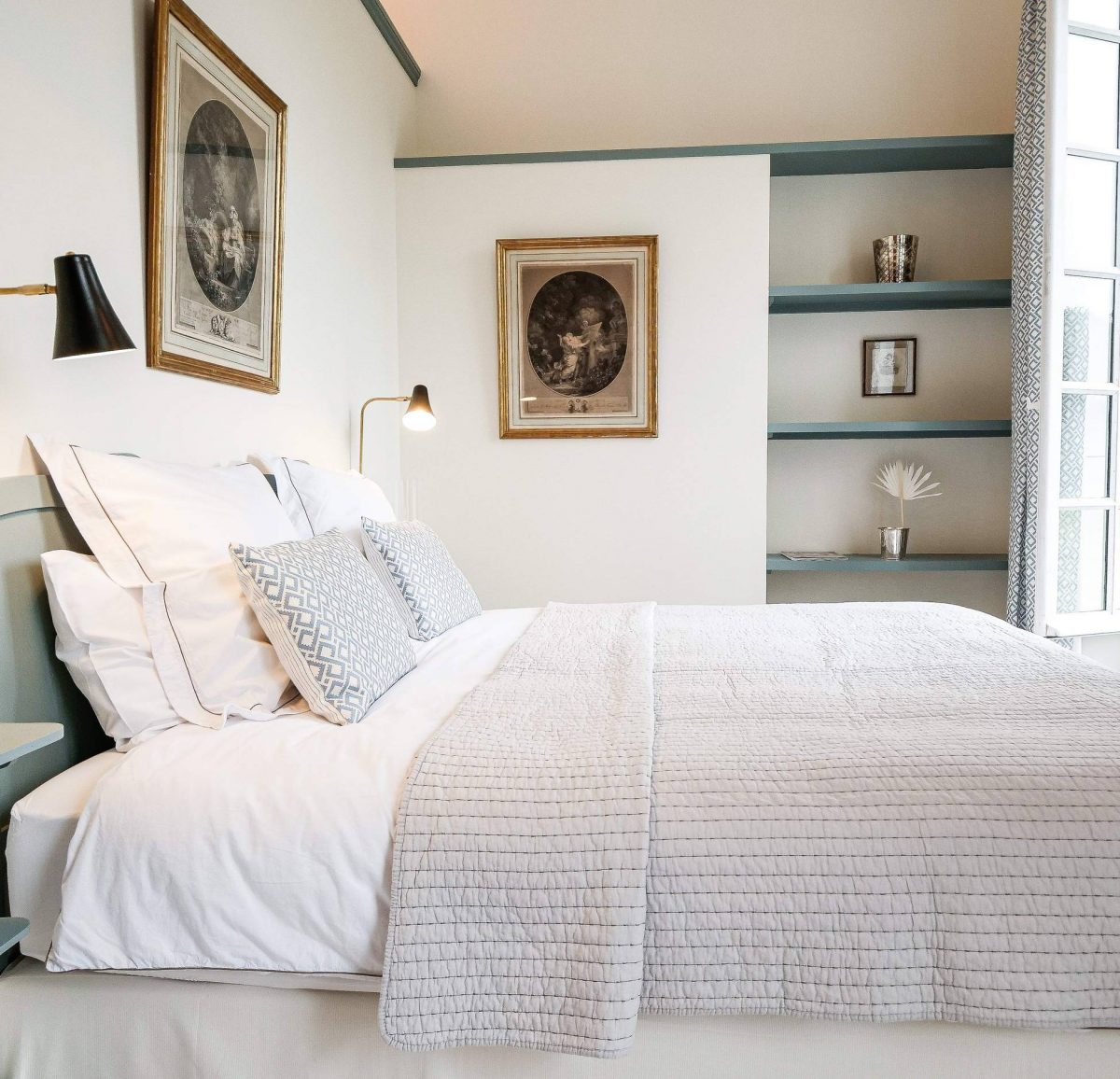 Une maison à la décoration classique dans le parc d'un château près de ...