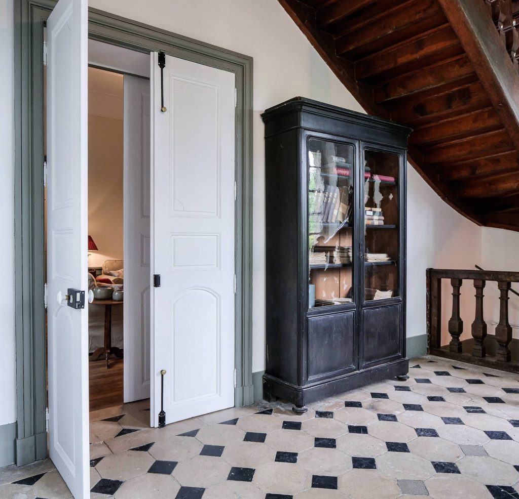 Une maison à la décoration classique dans le parc d'un château près de ...