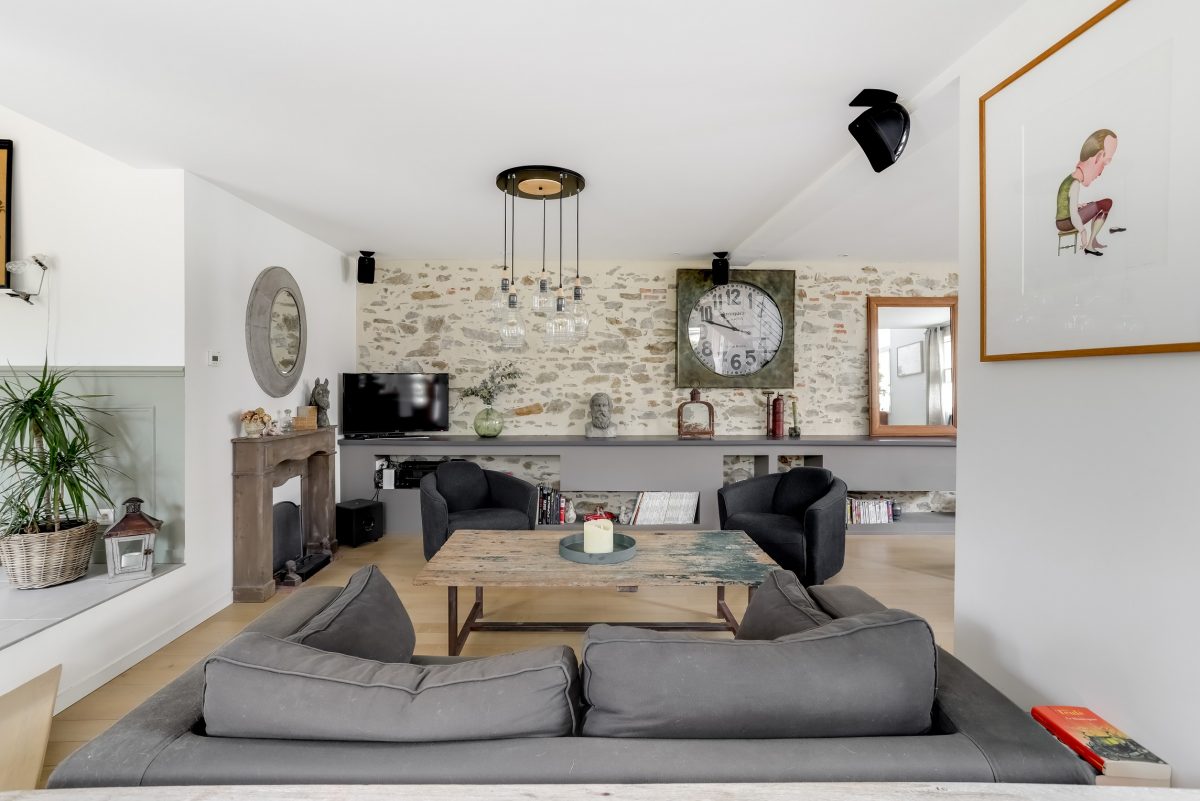 Une maison loft contemporaine avec patio dans un ancien vendangeoir