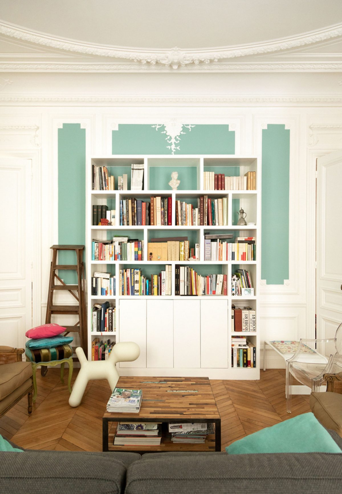 Cet appartement parisien typique a été rénové entre classique et design ...