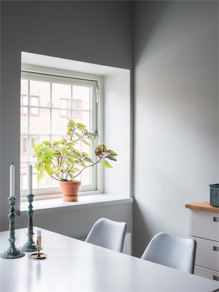 Cette cuisine a été installée de façon astucieuse dans cet appartement ...