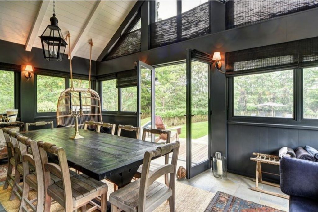 Une maison grise dans les Hamptons