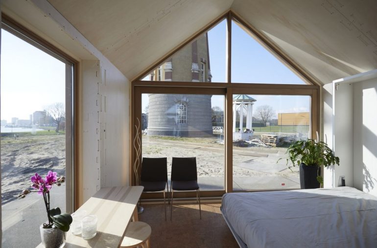 Cette mini maison modulaire de 40m2 durable et passive est proposée ...