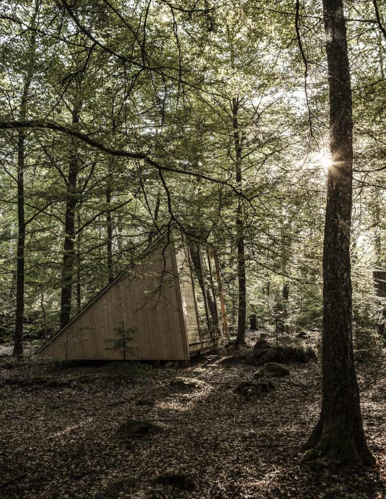 Une cabane triangulaire en pleine nature suédoise