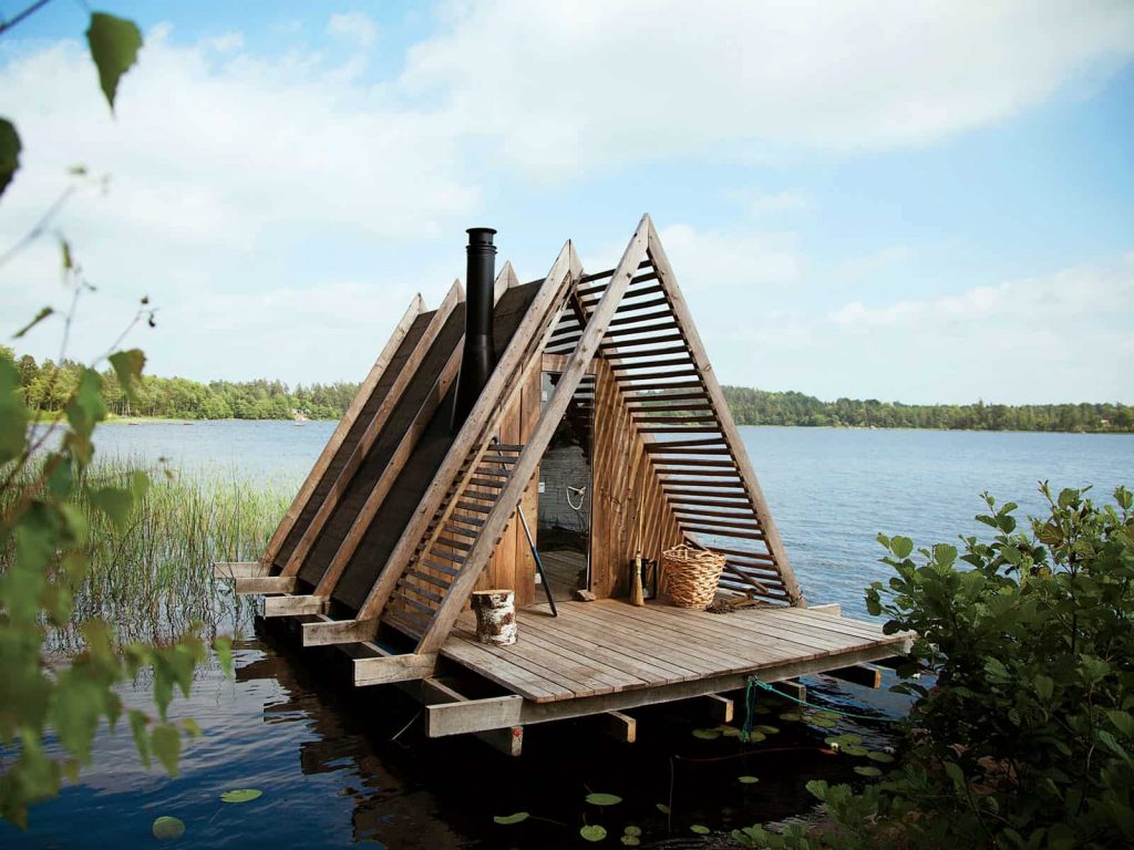 Une cabane triangulaire en pleine nature suédoise