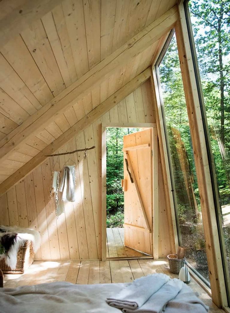 Une cabane triangulaire en pleine nature suédoise