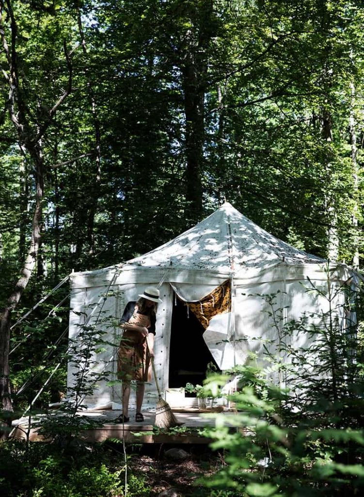 Une cabane triangulaire en pleine nature suédoise
