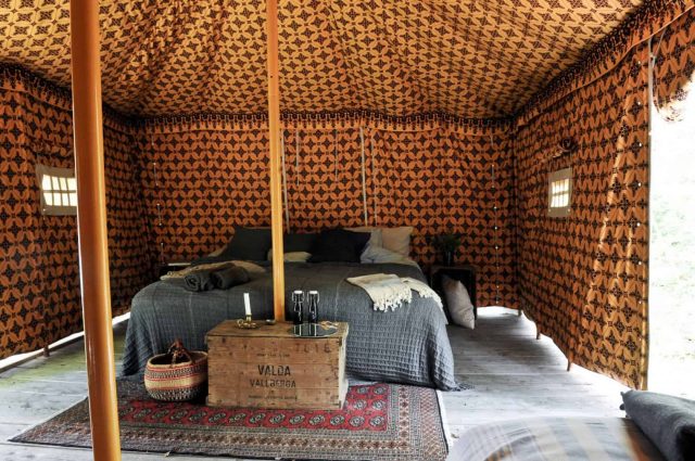 Une cabane triangulaire en pleine nature suédoise
