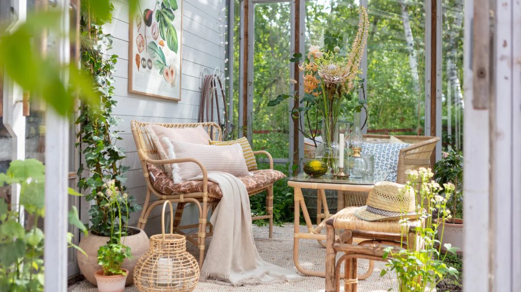 Un jardin d'hiver et une terrasse aménagés pour les beaux jours