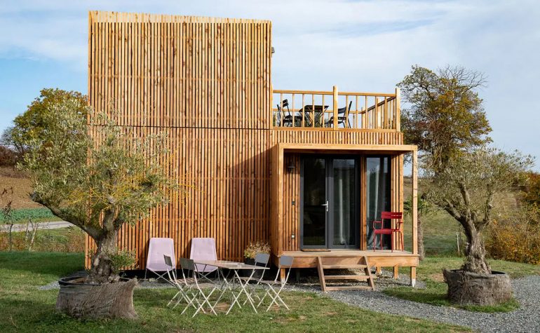Cette mini maison en bois de 30m2 avec terrasse et mezzanine s'installe ...