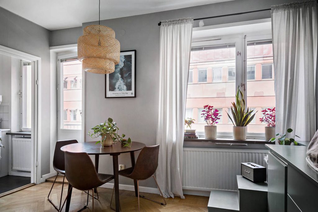 Un lit sur une estrade dans un studio de 23m2 bien organisé