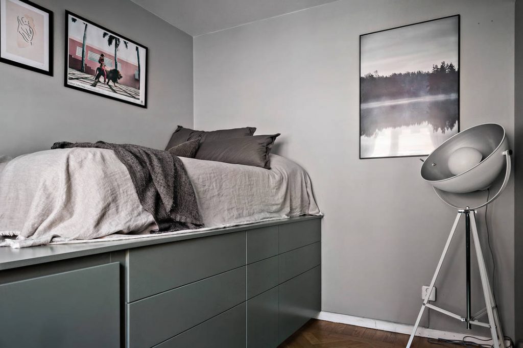 Un lit sur une estrade dans un studio de 23m2 bien organisé