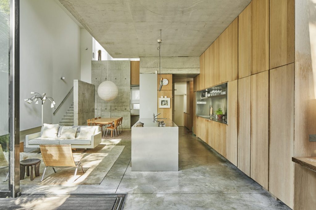 Cette maison contemporaine au design béton se cache derrière sa façade ...