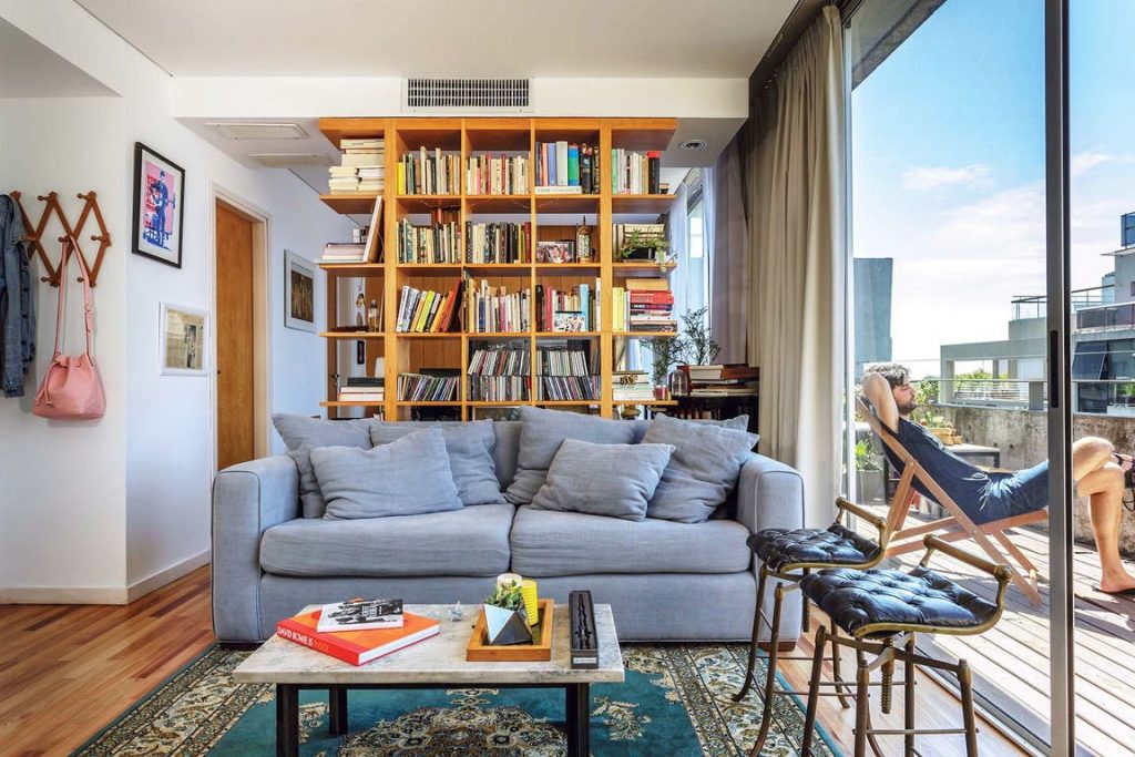 Une bibliothèque astucieuse transforme un studio en deux-pièces