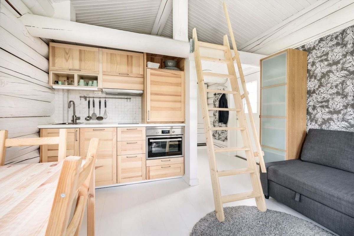 Une mini maison de 22m2 en rondins rouges à l'intérieur optimisé