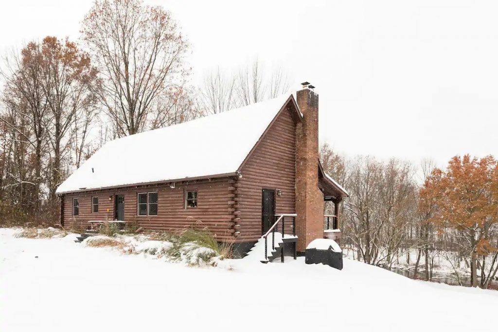 Une maison en bois à l'allure d'une grande cabane