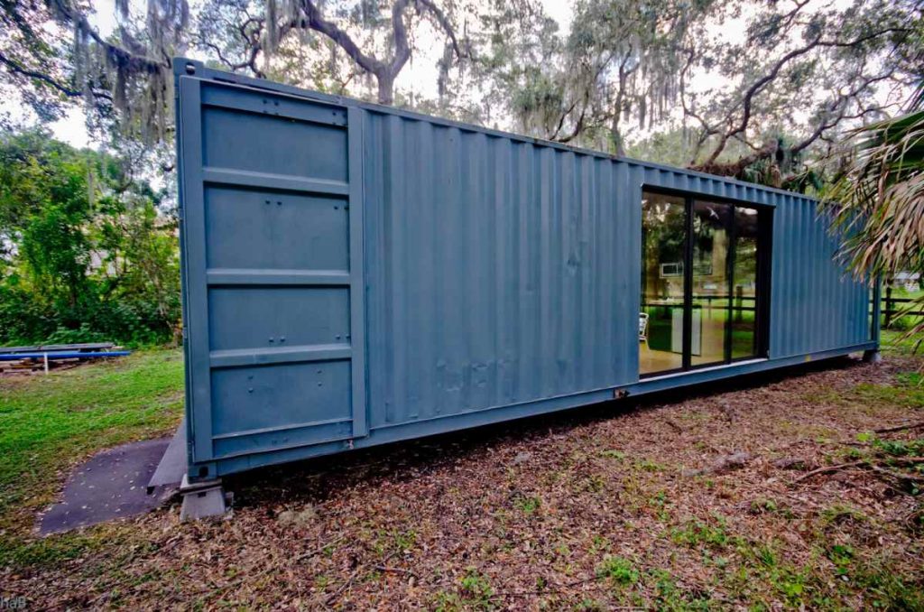 Cette mini maison container de 27m2 a été réalisée en autoconstruction ...