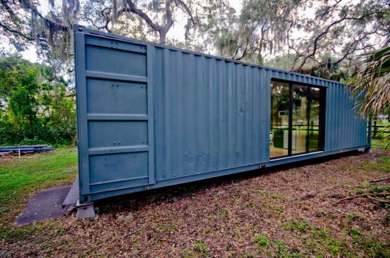Cette mini maison container de 27m2 a été réalisée en autoconstruction ...