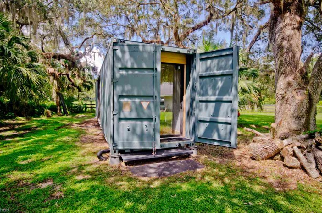 Cette mini maison container de 27m2 a été réalisée en autoconstruction ...