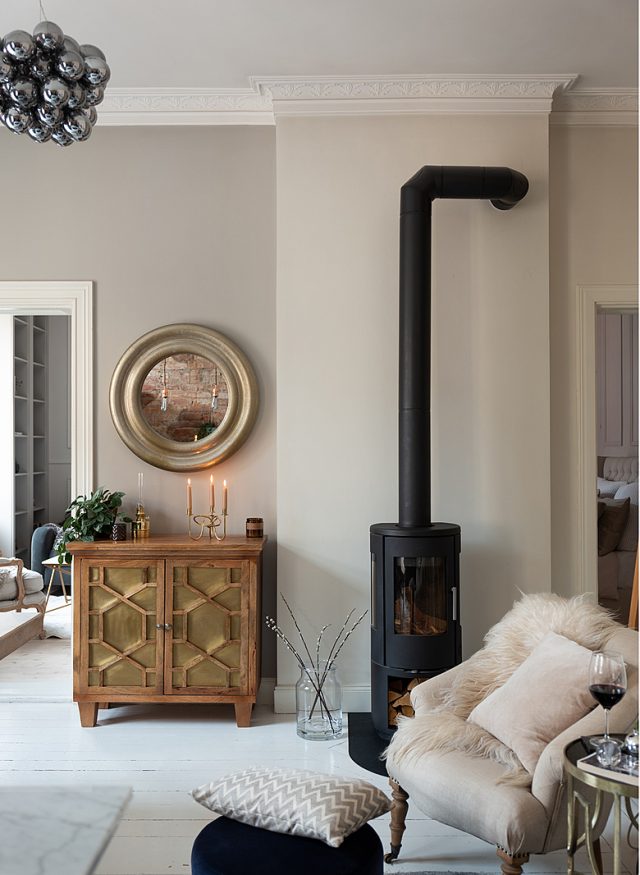 Décoration classique chic dans un appartement avec briques et verrière