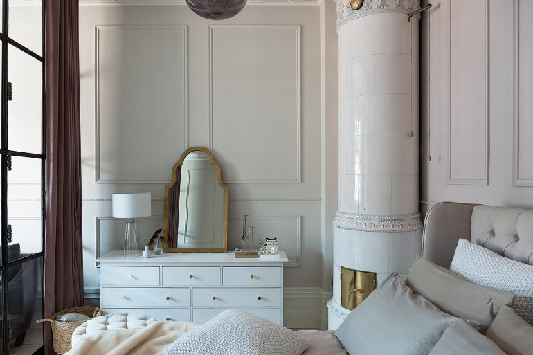 Décoration classique chic dans un appartement avec briques et verrière