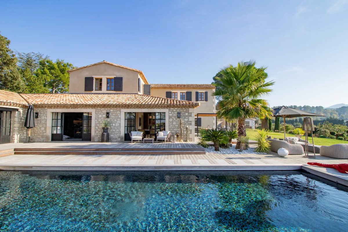 Une maison en pierres à la décoration contemporaine en Provence