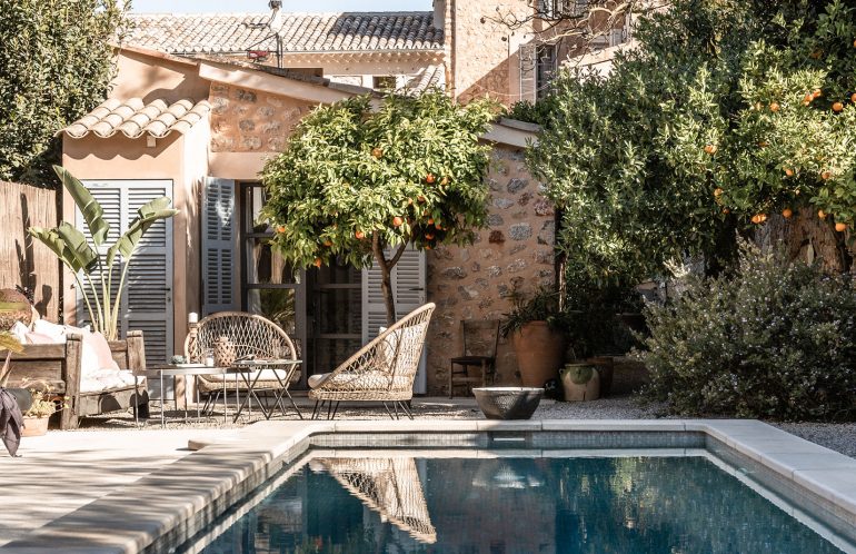La rénovation d'une maison en pierres avec piscine