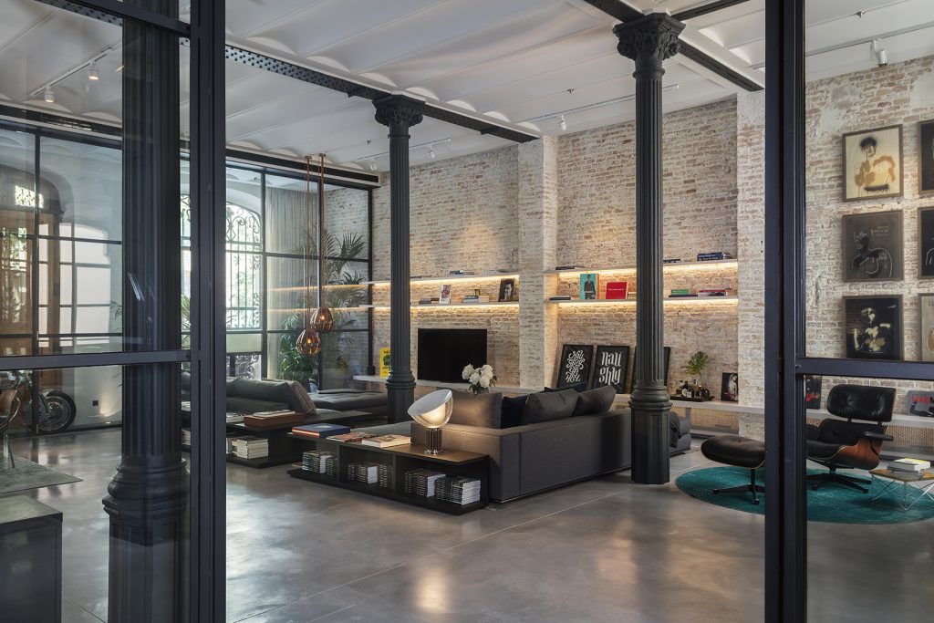 Un loft avec patio dans un ancien bâtiment industriel à Barcelone