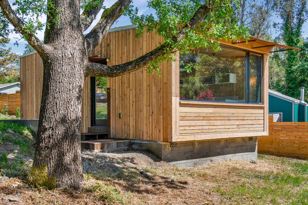 Une mini maison en bois de 35m2 préfabriquée livrée sur un camion