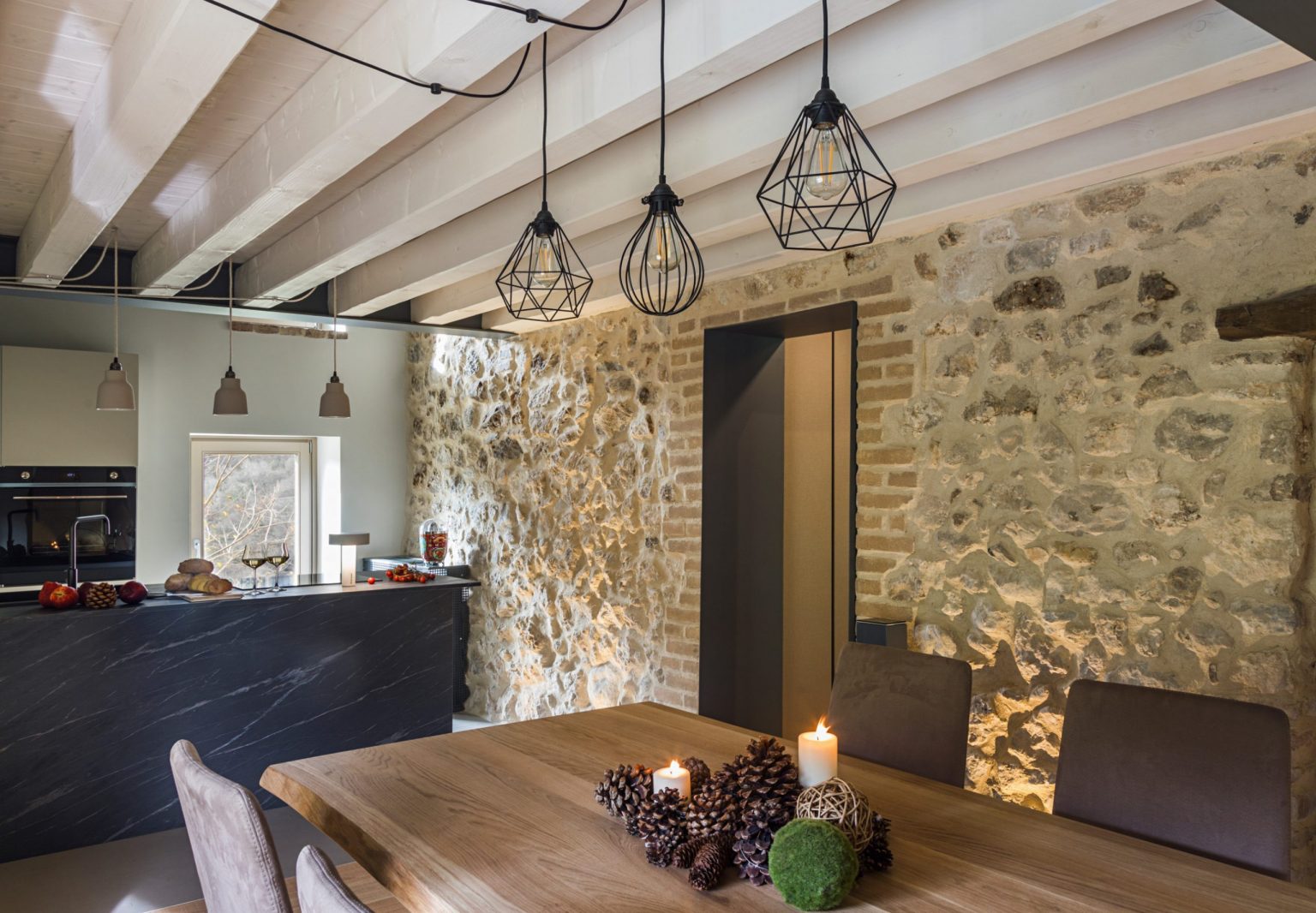 Une maison en pierres à la déco design en Italie