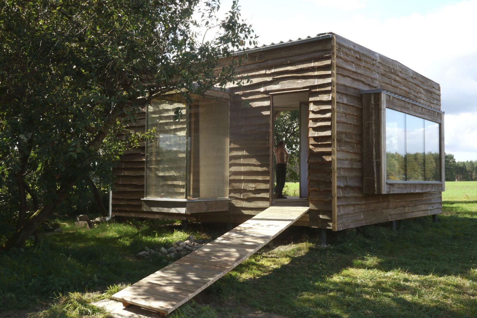 Une mini maison en bois de 46m2 pour les vacances (avec plan)