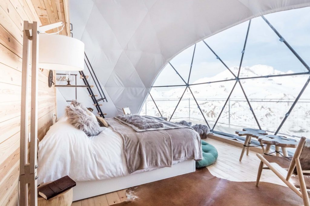 Une petite maison de 35m2 comme un igloo design dans la neige