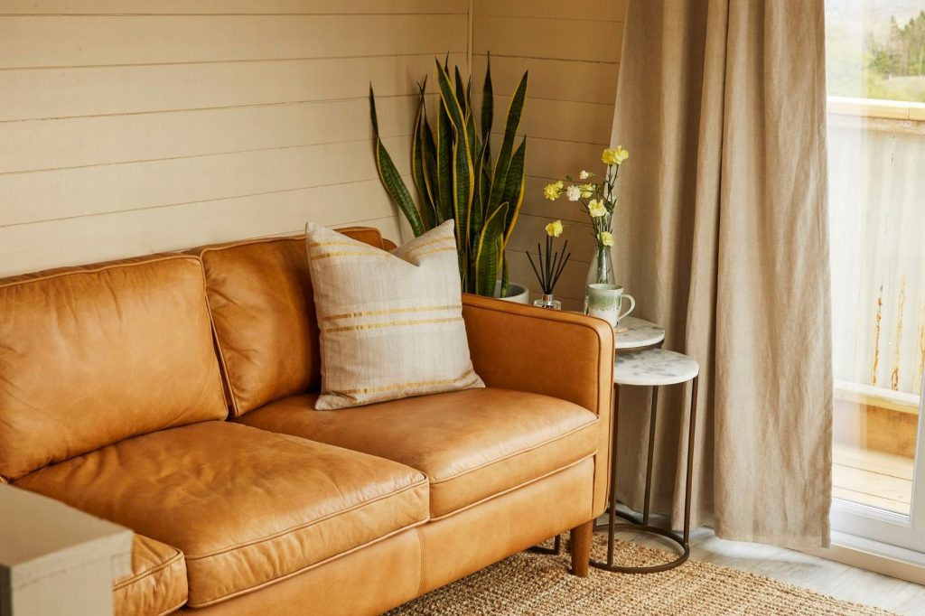 Cette cabane bardée de bois est une mini maison container