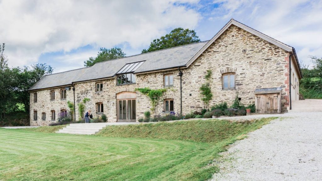 Une humble grange rénovée transformée en maison contemporaine