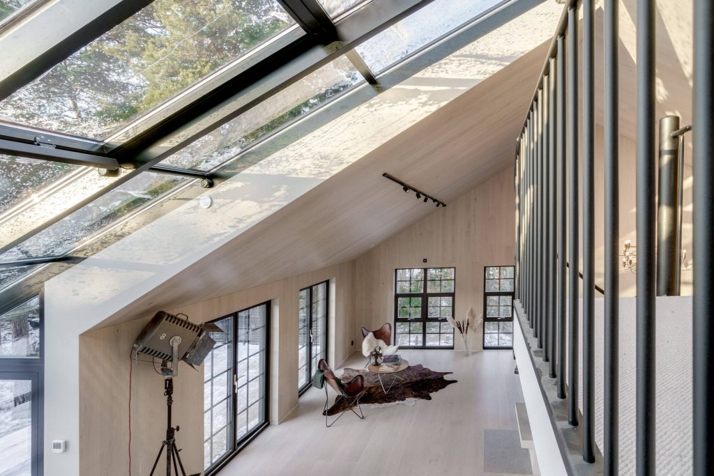 Une maison contemporaine en bois aux larges surfaces vitrées