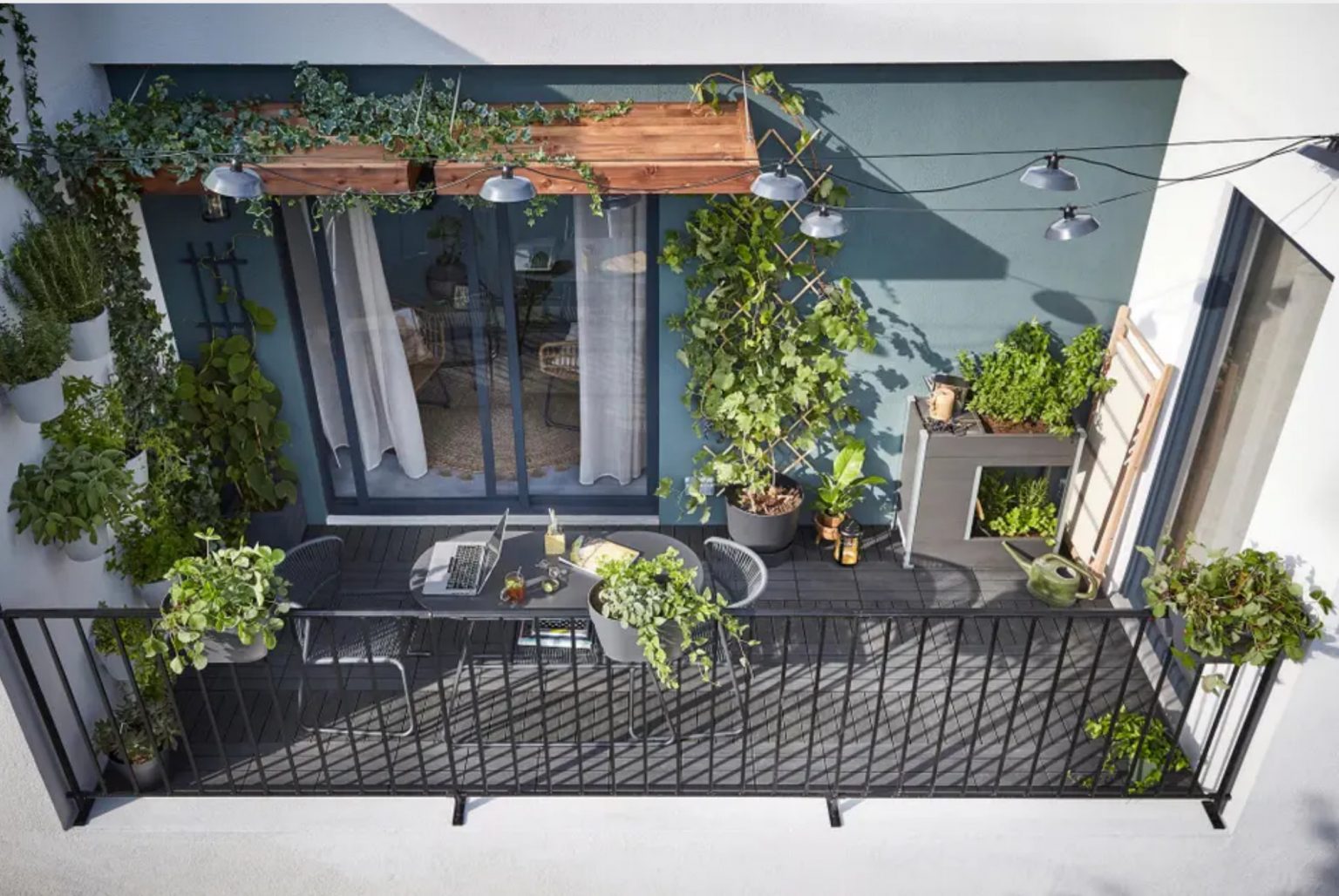 Aménager un balcon en ville à l'ambiance nature et grise