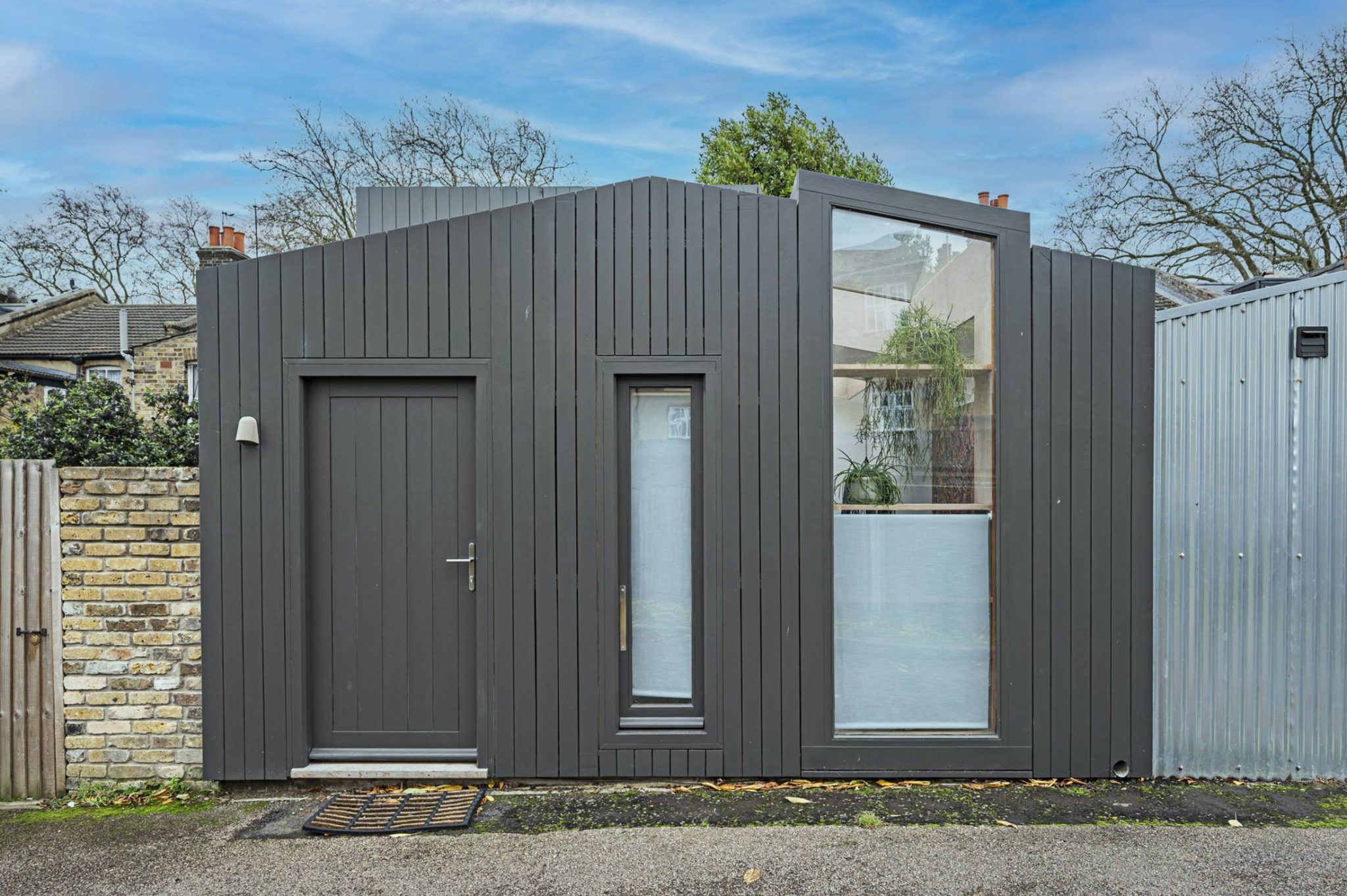 Une mini maison londonienne de 30m2 au design actuel (avec plan)