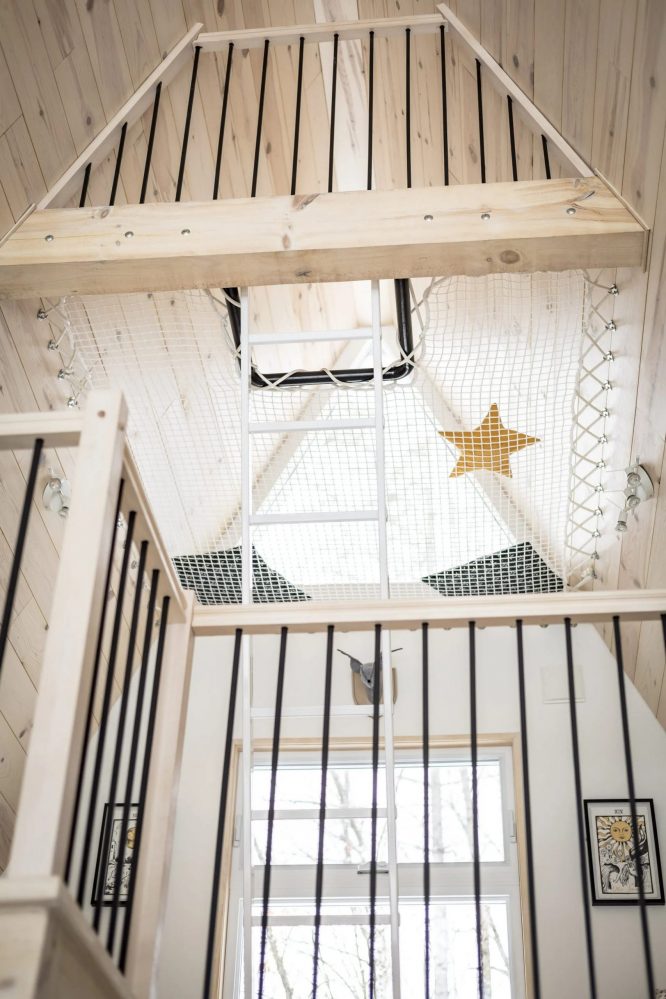 Une maison A Frame minimaliste en bois clair au Québec