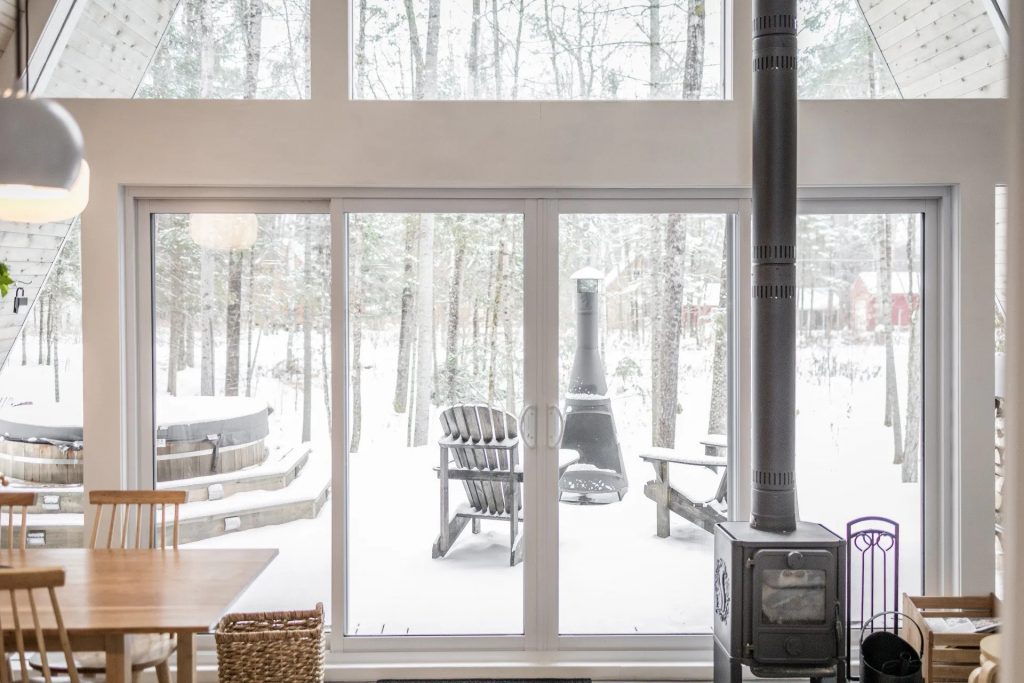 Une maison A Frame minimaliste en bois clair au Québec